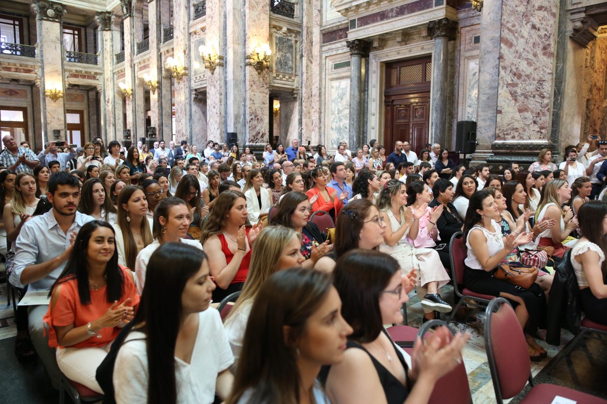 Médicas y médicos que egresaron en 2019 recibieron sus diplomas
